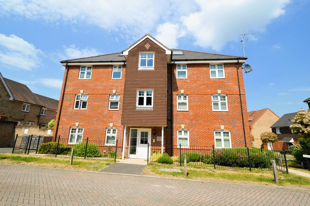 Gomer Road, Bagshot 2 bed flat for sale - £287,500