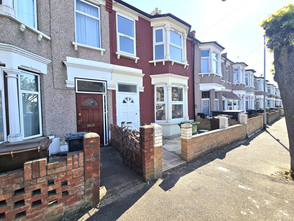 Eric Road, Romford RM6 4 bed terraced house to rent - £2,650 pcm (£612 pw)