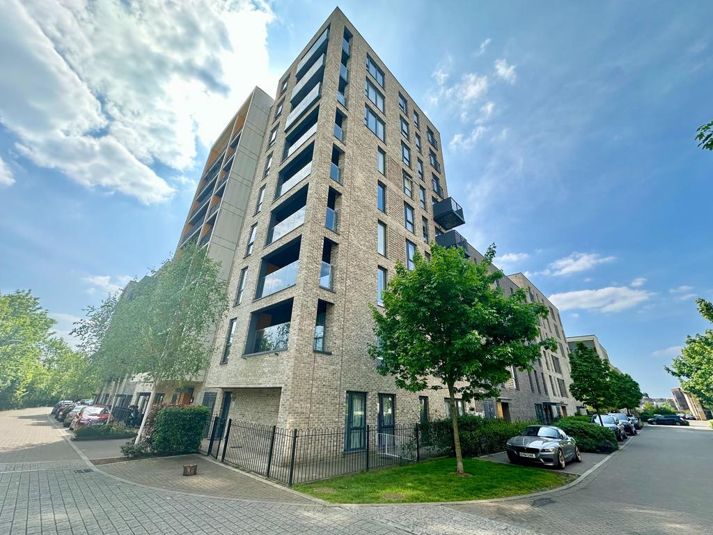 6 Chronicle Avenue, London NW9 3 bed flat - £2,700 pcm (£623 pw)