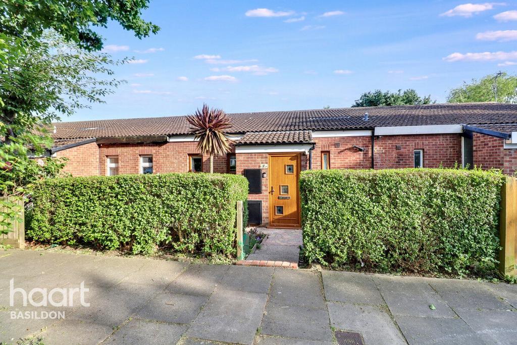 Ryedene, Basildon 2 bed terraced house - £300,000