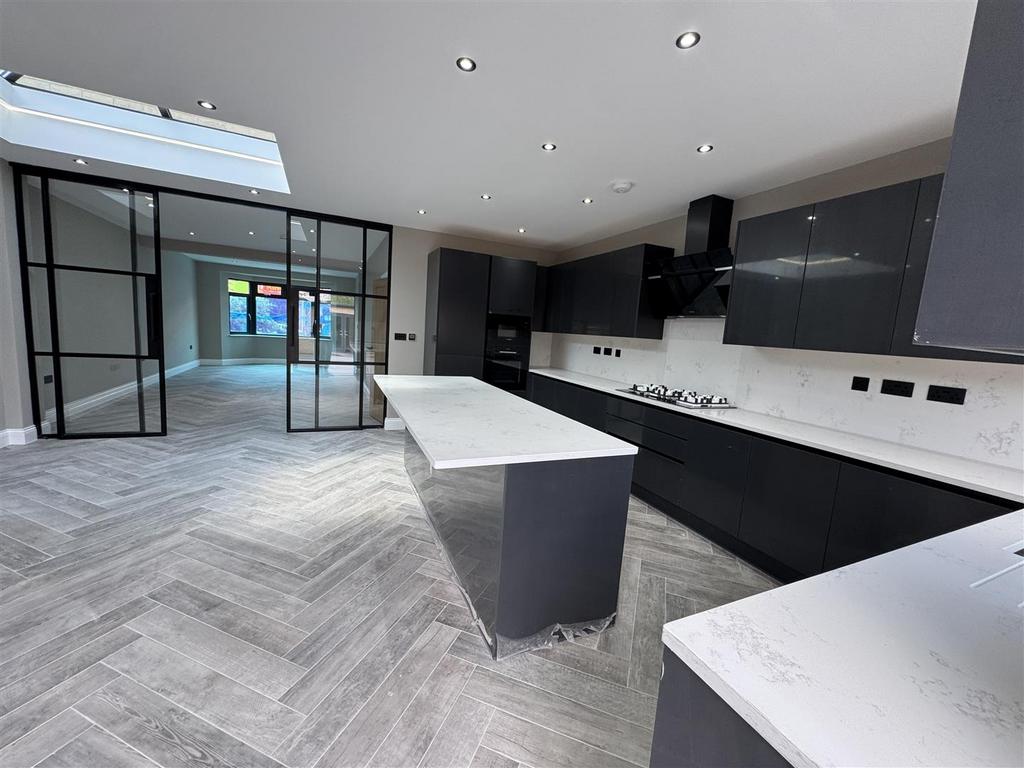 Whitton Road, Hounslow TW3 4 bed semi-detached house to rent - £3,500 ...