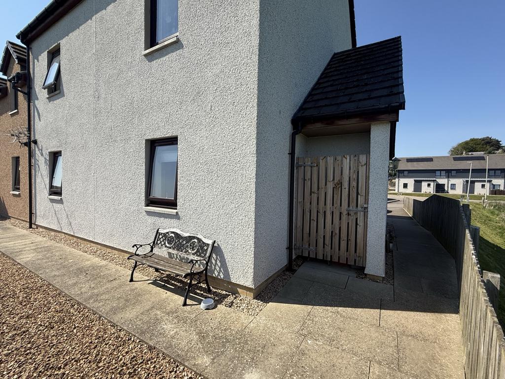 Salvesen Court, Alness IV17 2 bed flat - £120,000