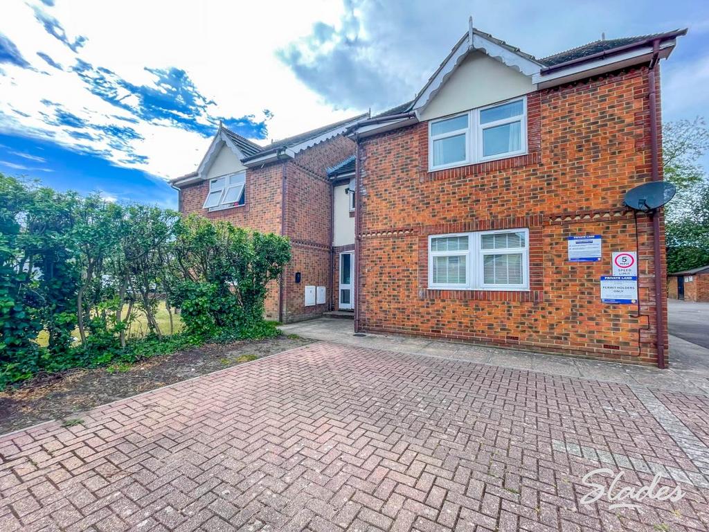 2 Gardner Road, Christchurch, Dorset 2 bed apartment - £975 pcm (£225 pw)