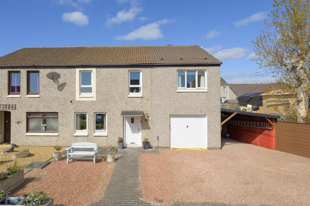 7 Fairley Court, Cairneyhill, KY12 8UT 4 bed semi-detached house - £250,000