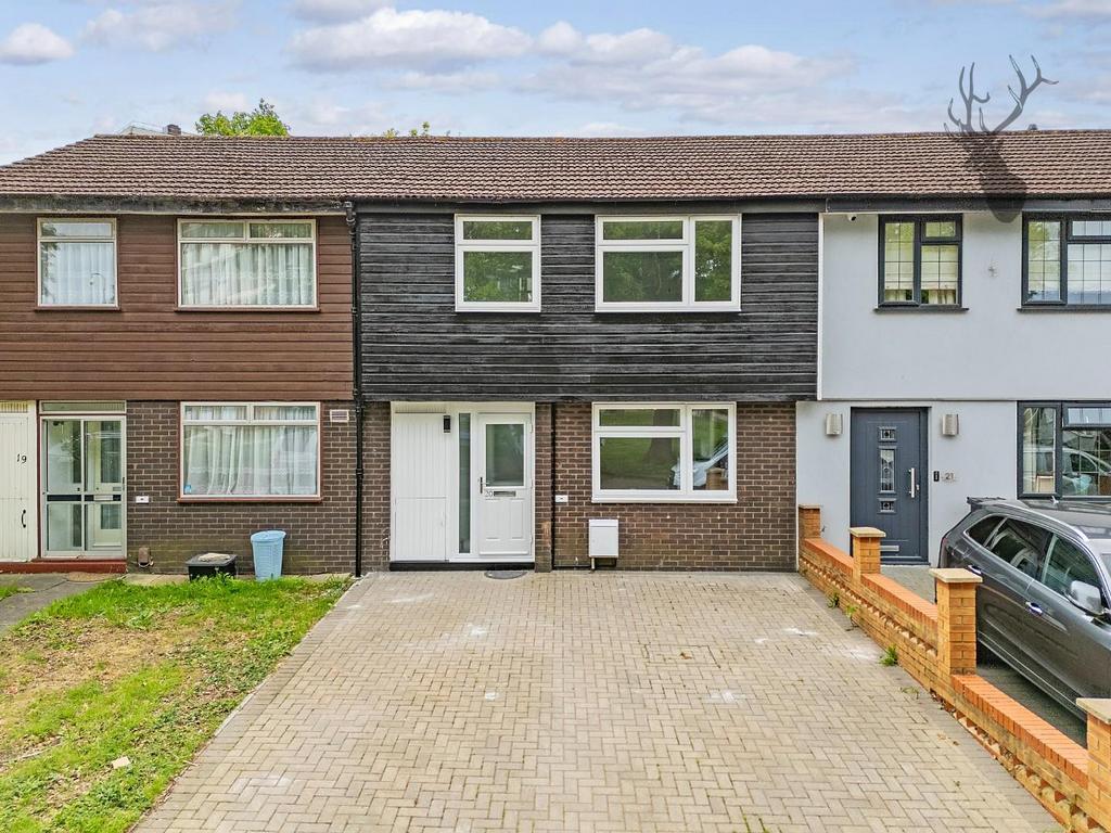 Baywood Square, Chigwell IG7 3 bed terraced house to rent - £1,975 pcm ...