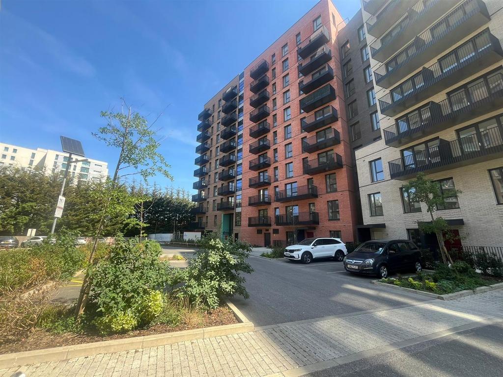 Cranton Avenue, Hayes UB3 Studio to rent - £1,600 pcm (£369 pw)