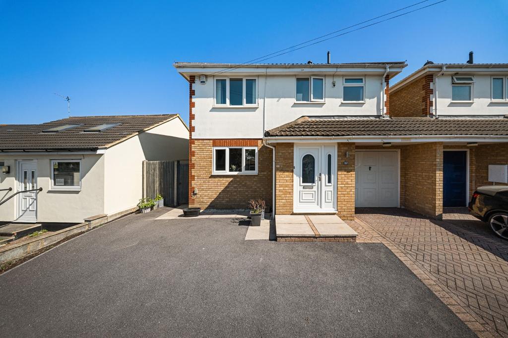 Forge Lane, Kent DA12 3 bed link detached house - £400,000
