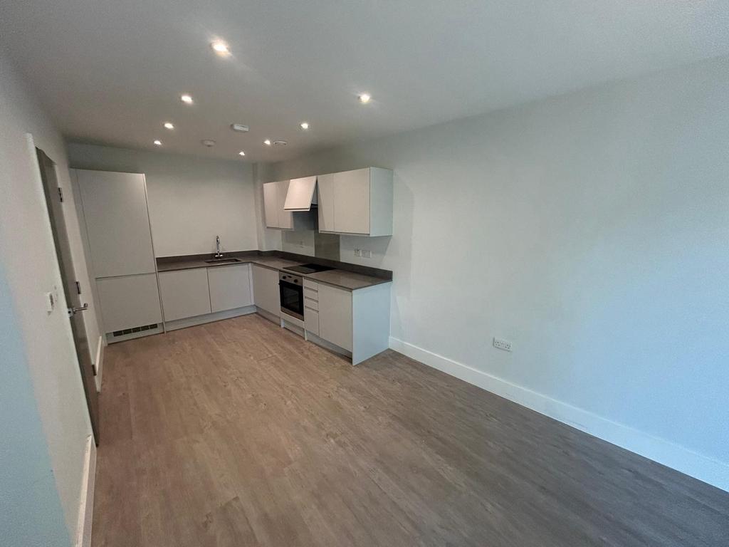 Marsh Road, Pinner HA5 1 bed flat to rent - £1,650 pcm (£381 pw)