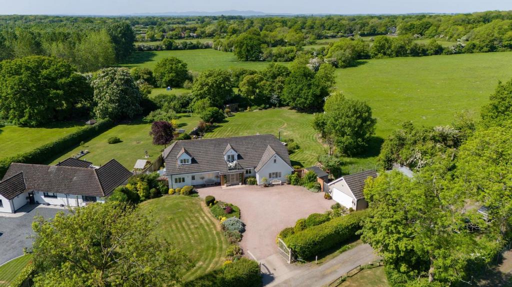 Church Lane, Dormston, WR7 4 bed detached bungalow for sale - £1,250,000