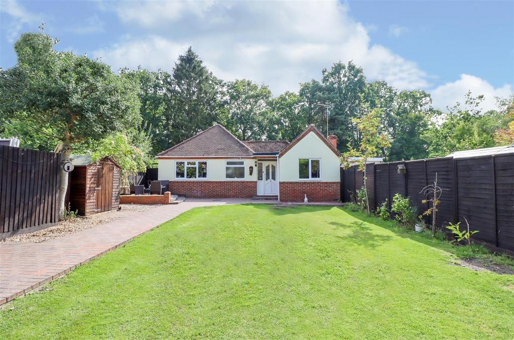 Aldershot Road, Fleet GU51 4 bed detached bungalow - £700,000