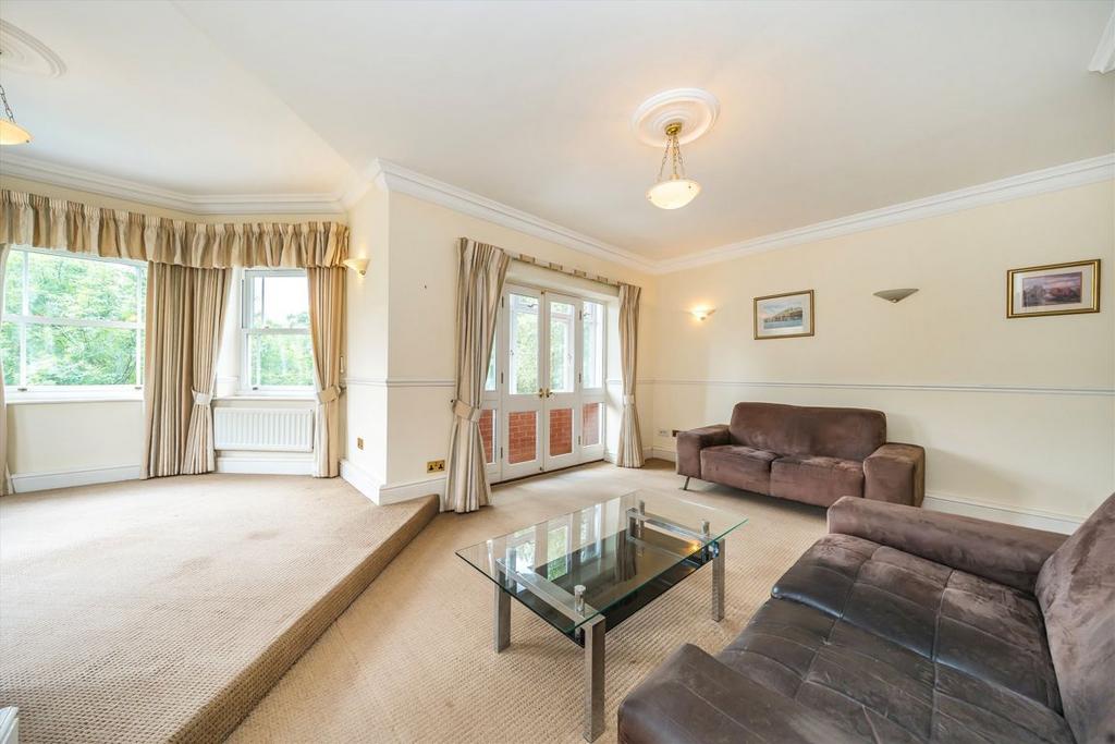 Trinity Church Road, London SW13 2 bed flat - £3,000 pcm (£692 pw)