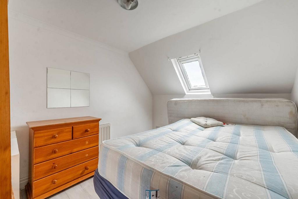 Bridge Street, Pinner, HA5 2 bed flat to rent - £1,500 pcm (£346 pw)