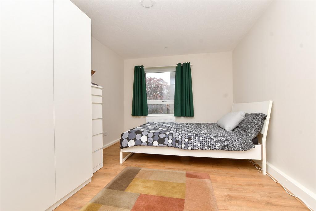 Basinghall Gardens, Sutton, Surrey 2 bed flat - £280,000