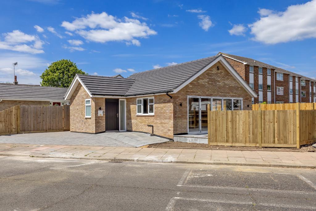 Hawthorne Road, Worthing, BN14 9LT 2 bed bungalow - £1,800 pcm (£415 pw)