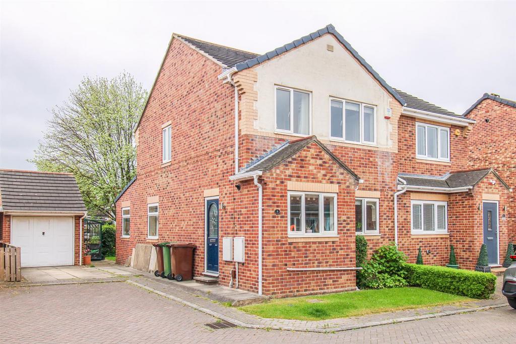 Maple Court, Ossett WF5 3 bed semi-detached house for sale - £275,000