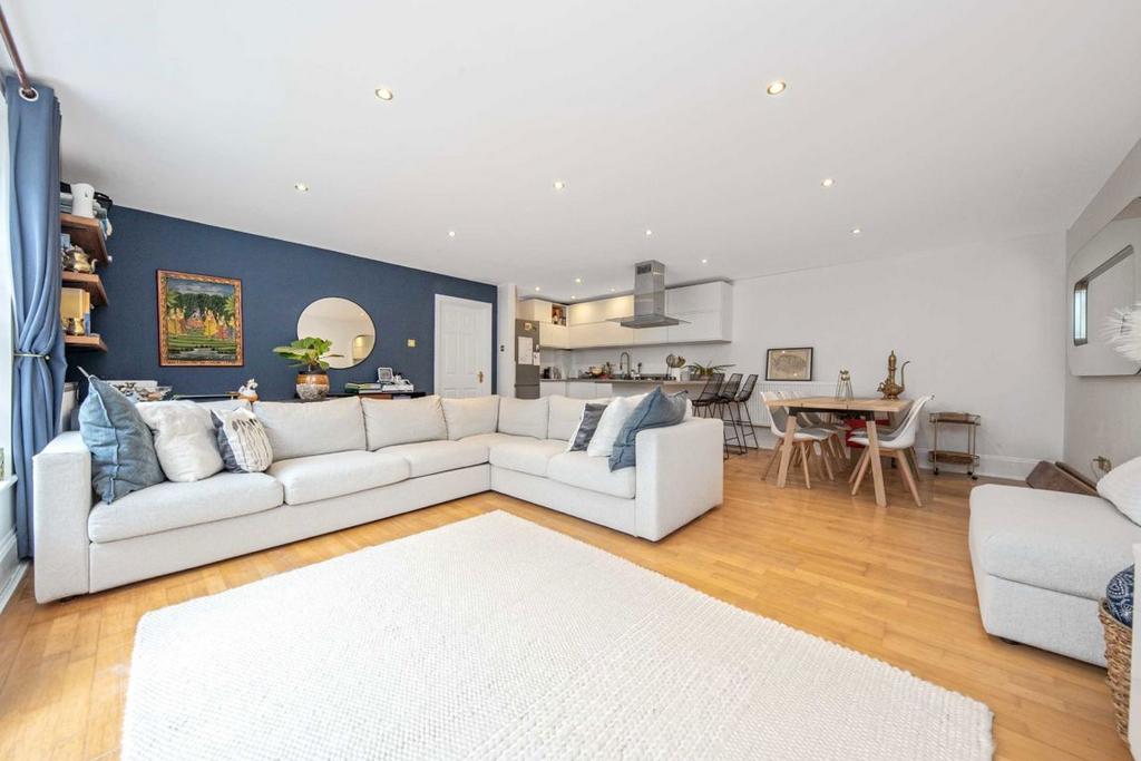Royal Drive, London N11 2 bed flat - £2,250 pcm (£519 pw)