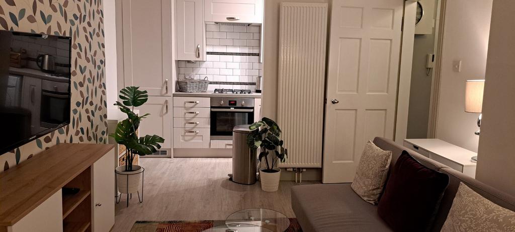 Merchiston Grove, Edinburgh... 2 bed flat - £1,350 pcm (£312 pw)
