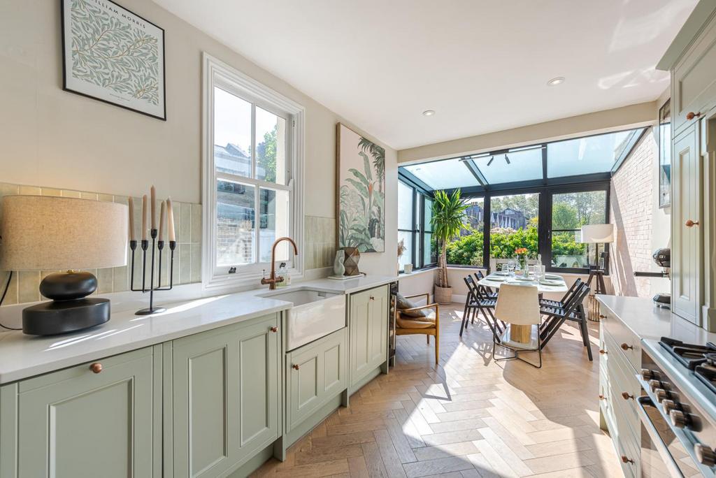 Battersea Rise, London SW11 3 bed apartment for sale - £975,000