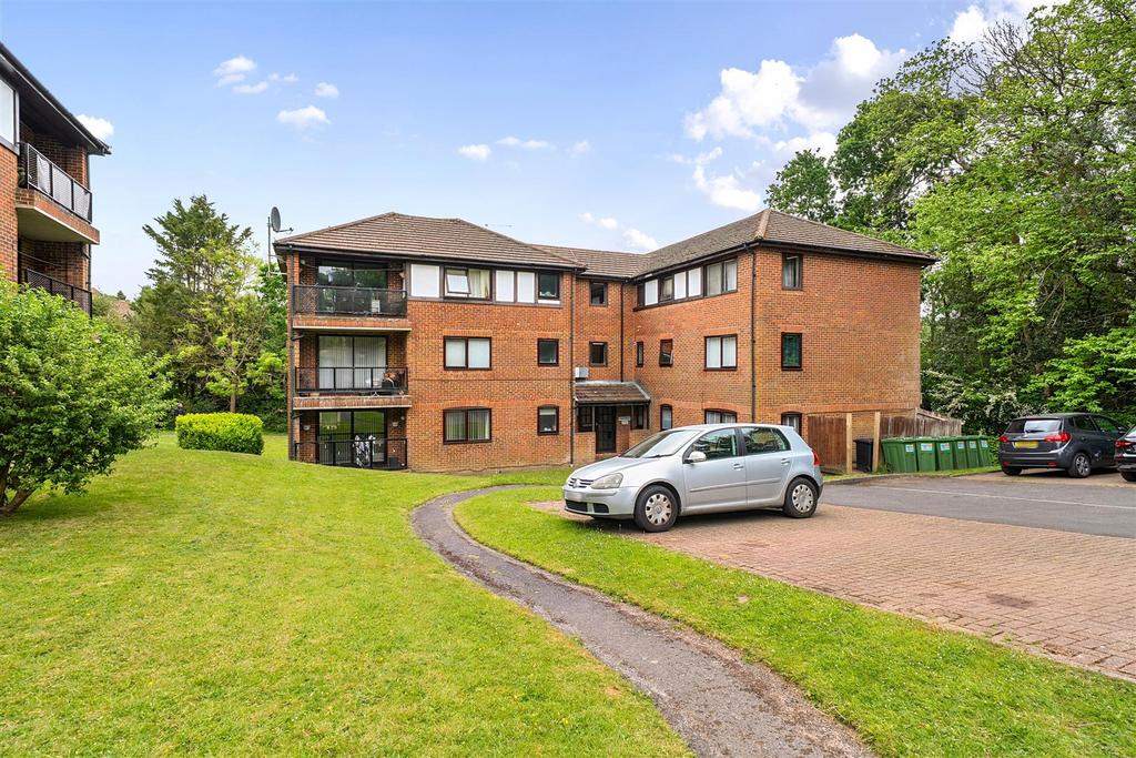 Buller Close, Crowborough 2 bed flat - £225,000