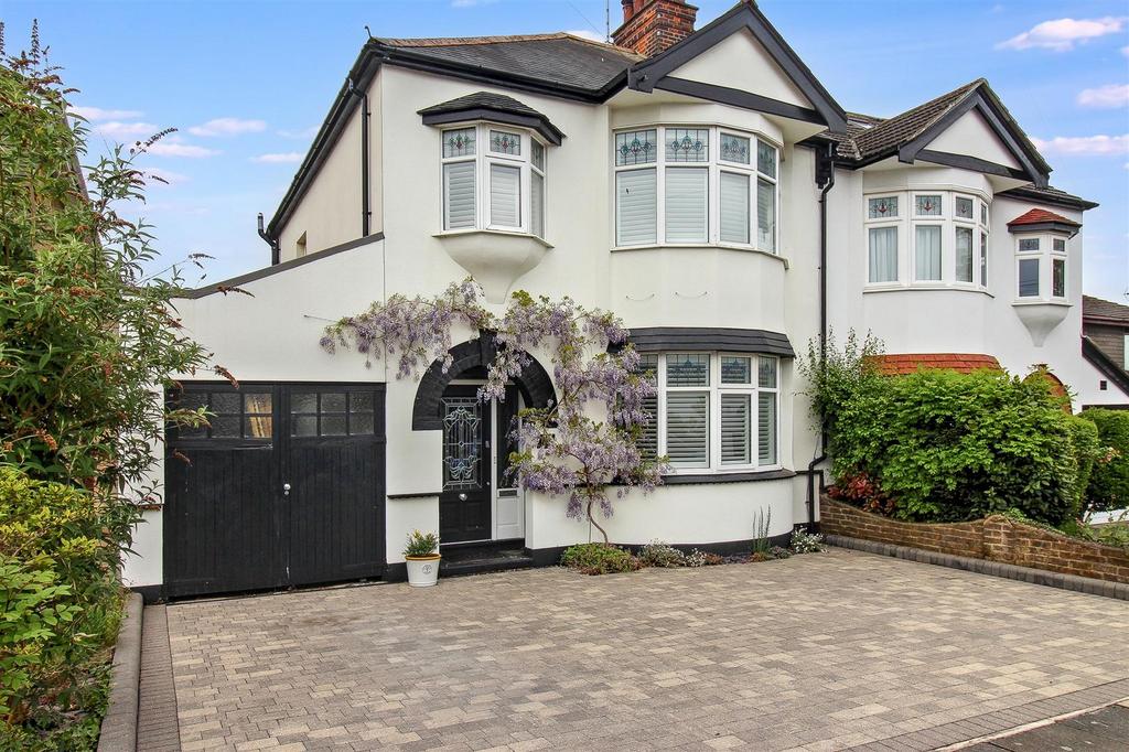 Kingswood Chase, Leigh-On-Sea 3 bed semi-detached house for sale - £650,000