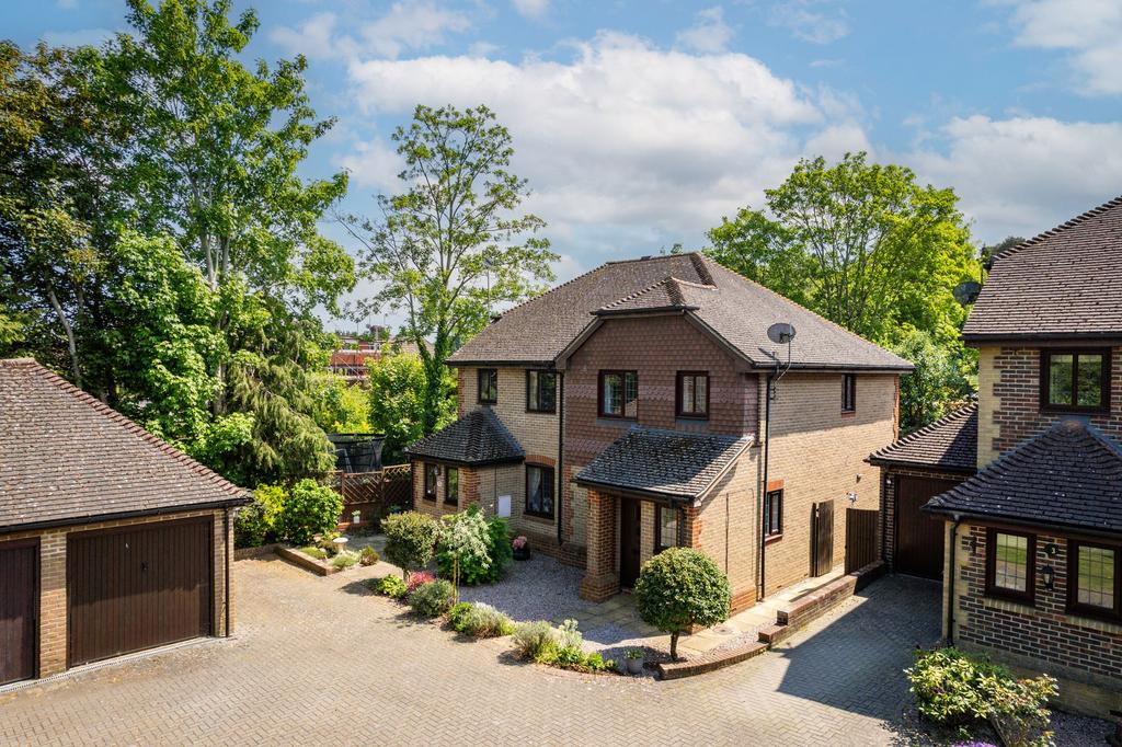 New Place Gardens, Lingfield, RH7 3 bed semi-detached house for sale ...