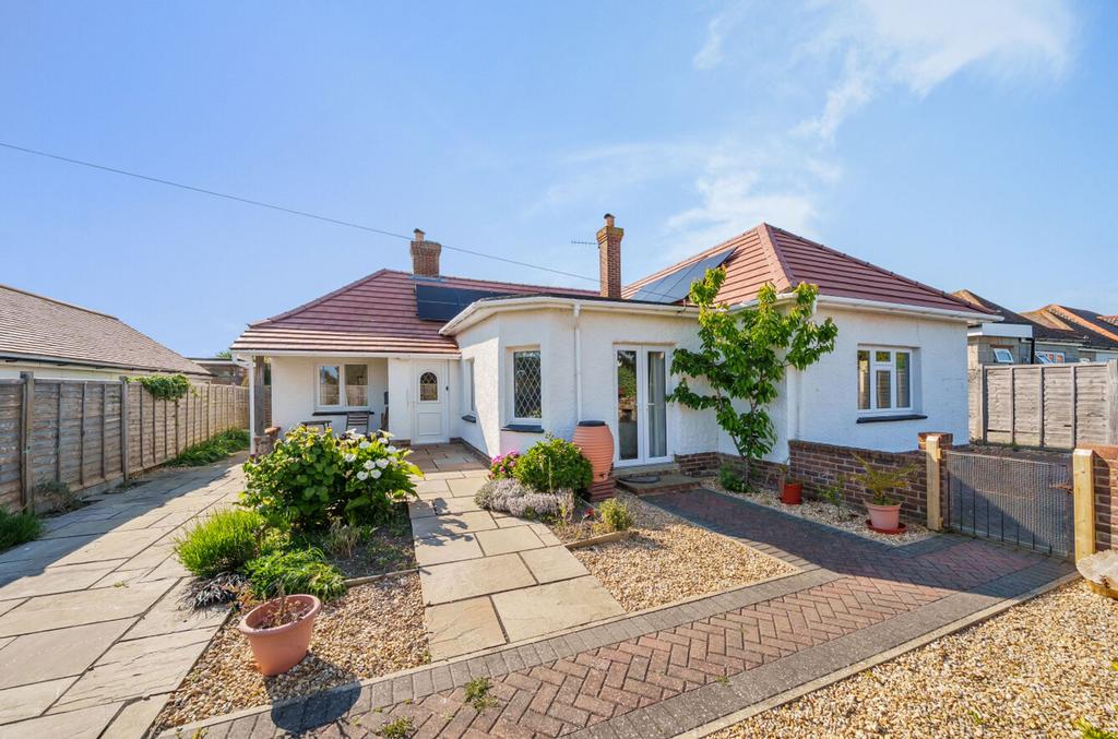 Woodland Road, Selsey, PO20 4 bed detached bungalow - £550,000