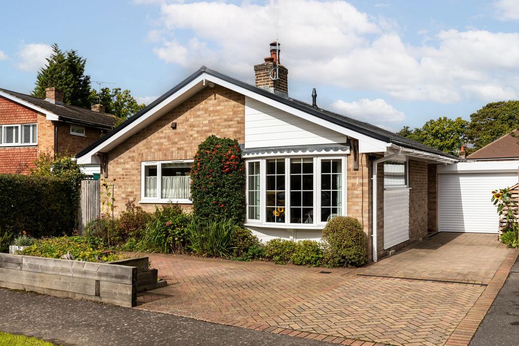 Hazelwood Close, Crawley Down, RH10 2 bed detached bungalow for sale ...