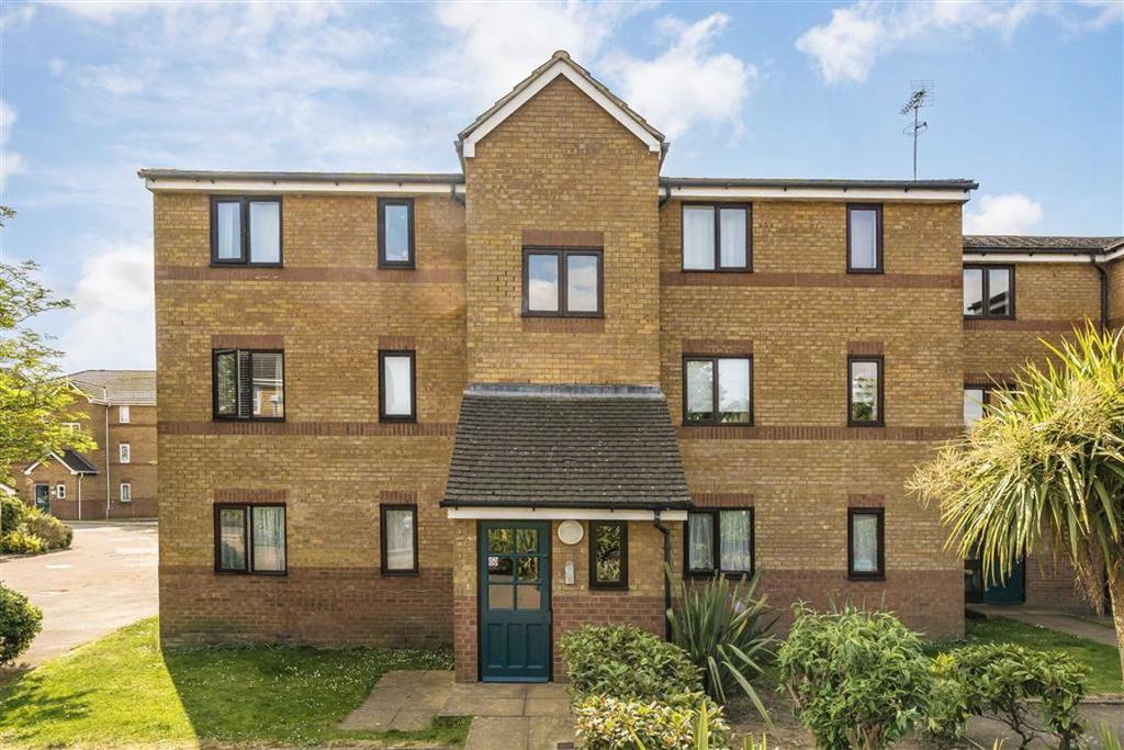 Windmill Drive, London NW2 2 bed flat for sale - £395,000