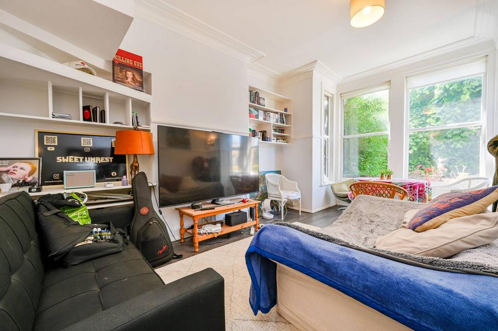 Chiswick Lane, Chiswick, London, W4 3 bed maisonette to rent - £3,000 pcm (£692 pw)