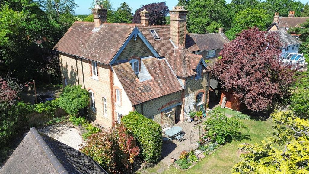 Award Road, Fleet GU52 4 bed semi-detached house for sale - £700,000