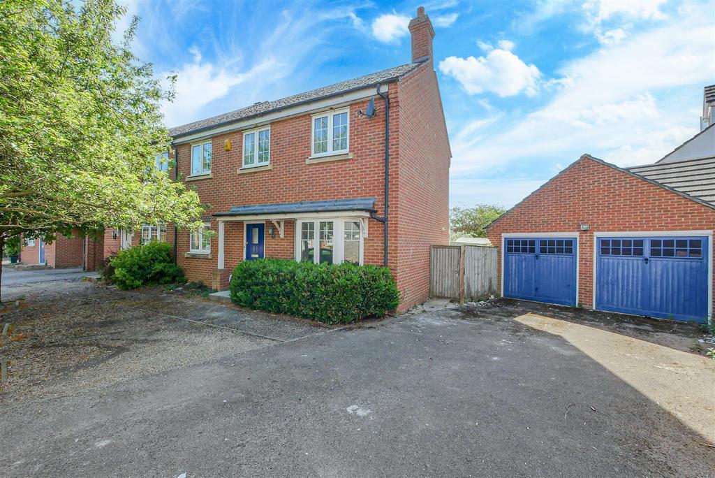 Sovereign Place, Wallingford OX10 3 bed end of terrace house - £450,000