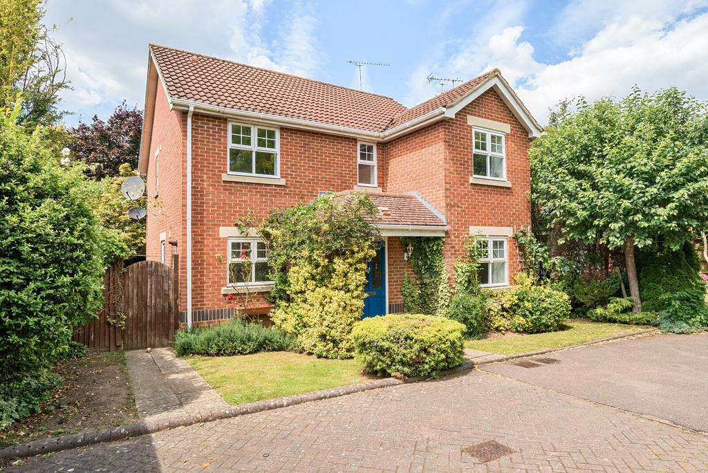 St. Andrews Gardens, Cobham, KT11 4 bed detached house - £925,000