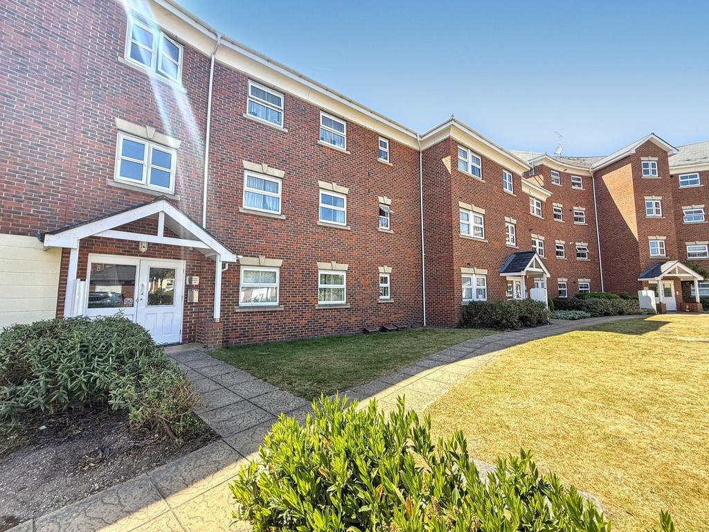 Crispin Way, Uxbridge, UB8 2 bed apartment to rent - £1,600 pcm (£369 pw)