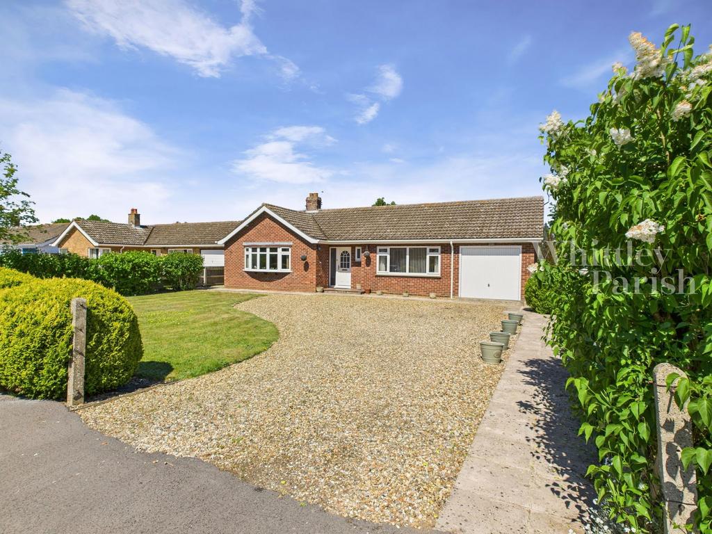 The Close, Roydon, Diss 3 bed detached bungalow for sale - £350,000