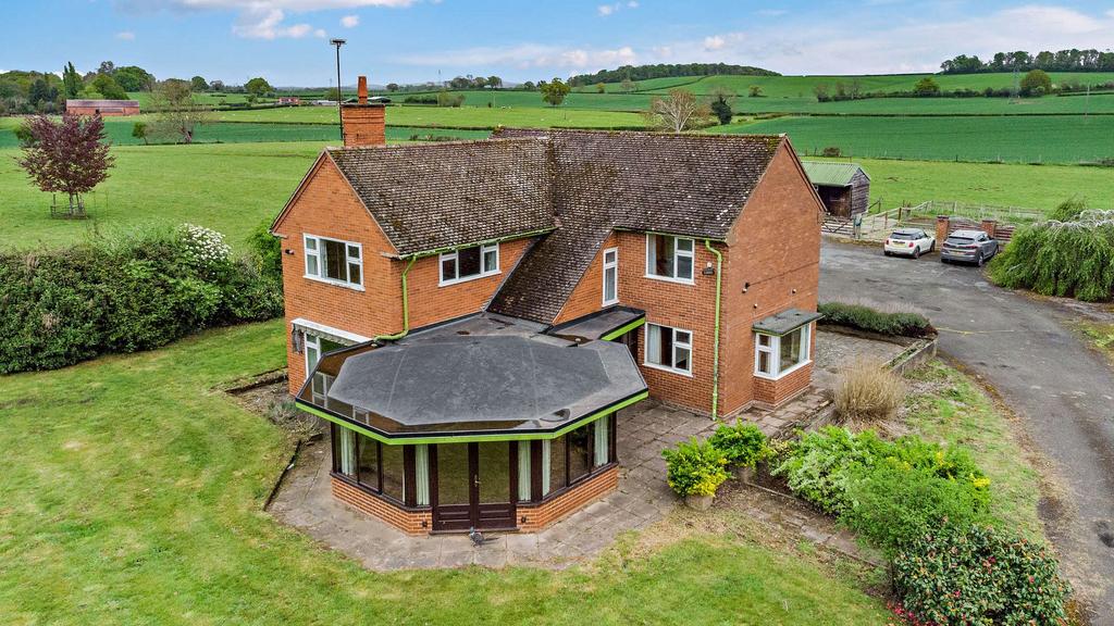 Main Road, Droitwich WR9 3 bed detached house - £300,000