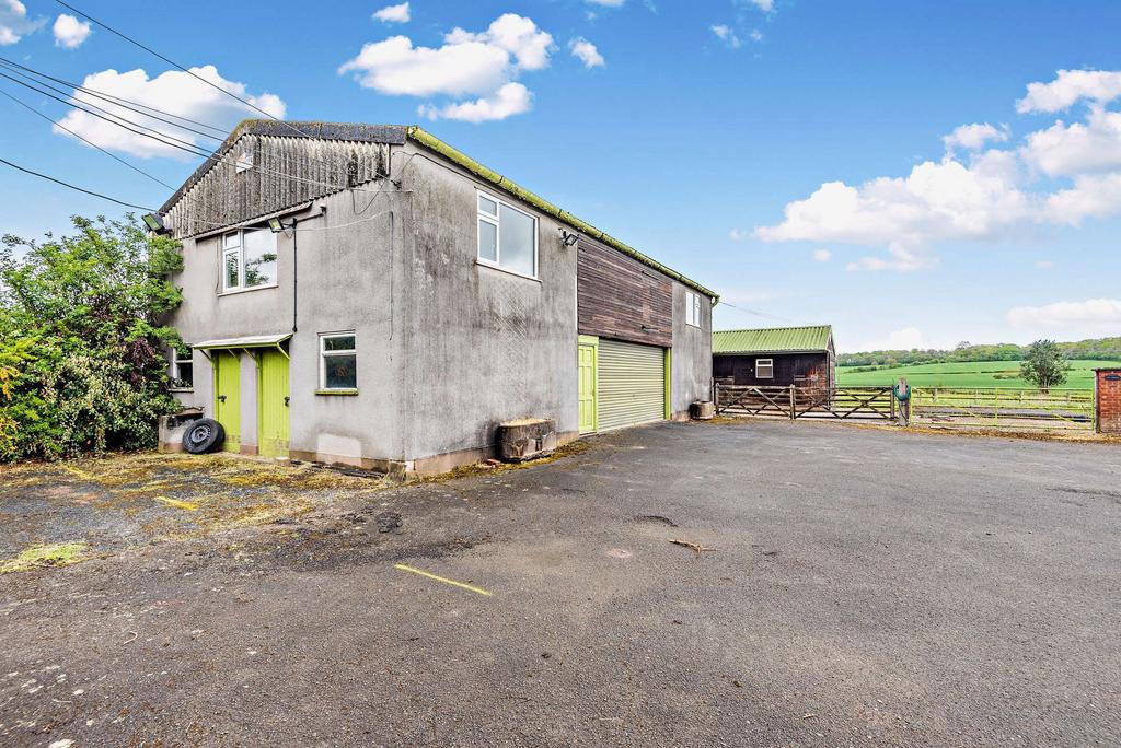Main Road, Droitwich WR9 4 bed barn - £400,000