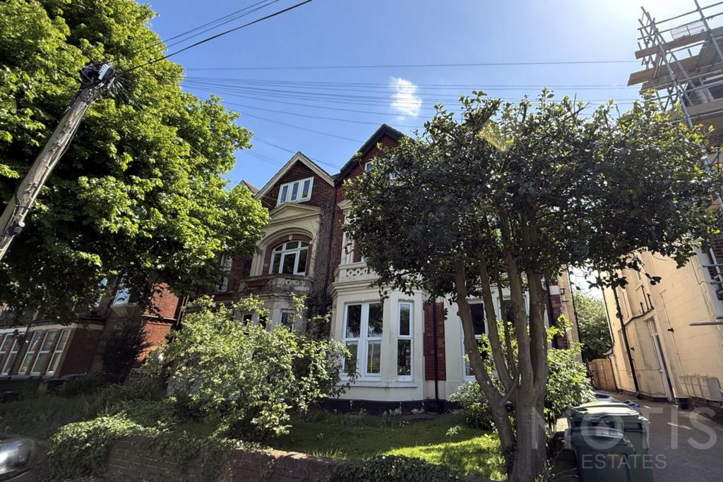 135 Cheriton Road, Folkestone, CT19 2 bed flat - £795 pcm (£183 pw)