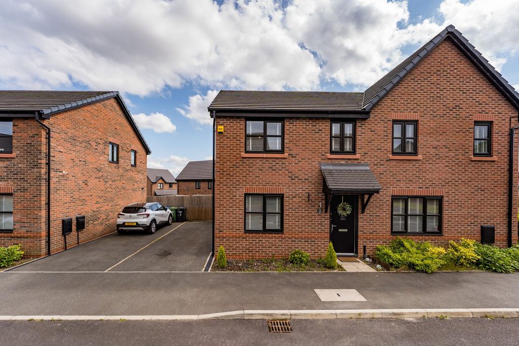 Mount Close, Ashton-In-Makerfield, WN4 3 bed semi-detached house for sale - £250,000