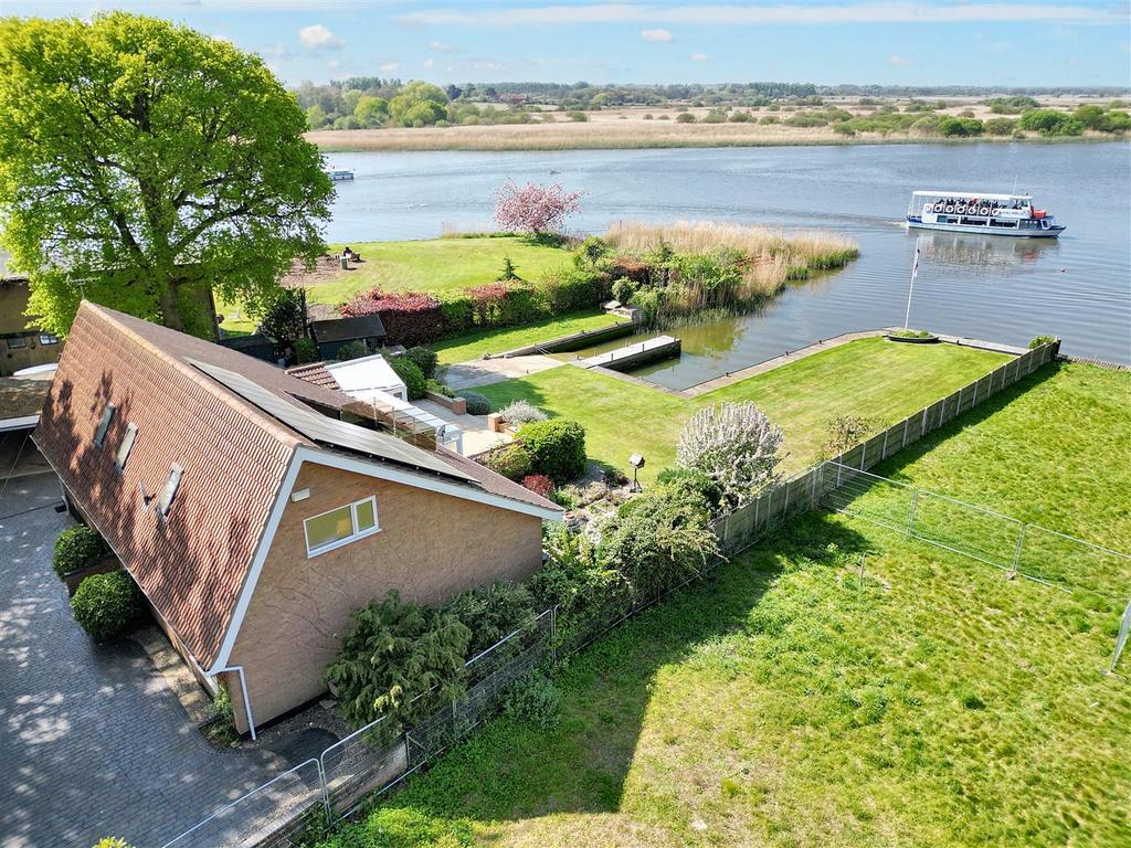 Broadview Road, Oulton Broad 5 bed detached house for sale - £900,000