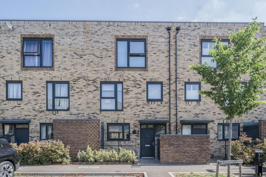 Adit Road Erith DA8 4 bed townhouse - £2,500 pcm (£577 pw)