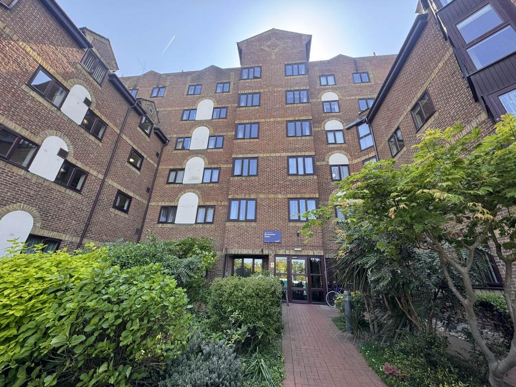 High Street, Rochester 1 bed retirement property - £85,000