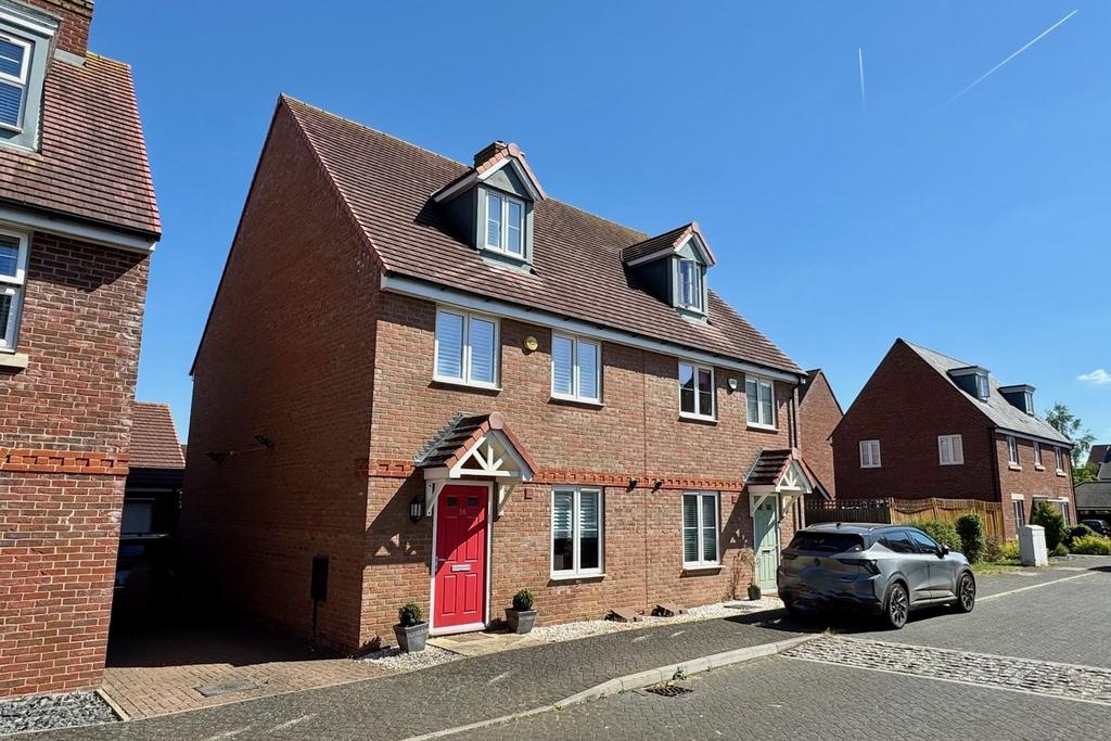 Aspen Gardens, Stotfold, Hitchin, SG5 4 bed semi-detached house for ...