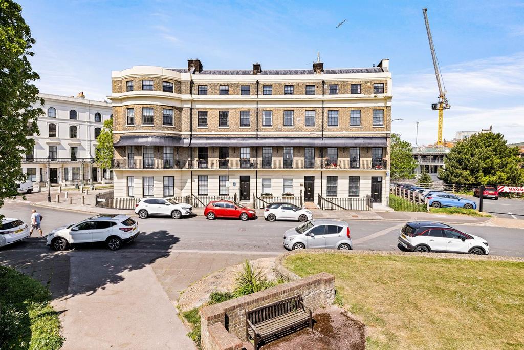 Camden Crescent, Dover, CT16 2 bed flat for sale - £160,000