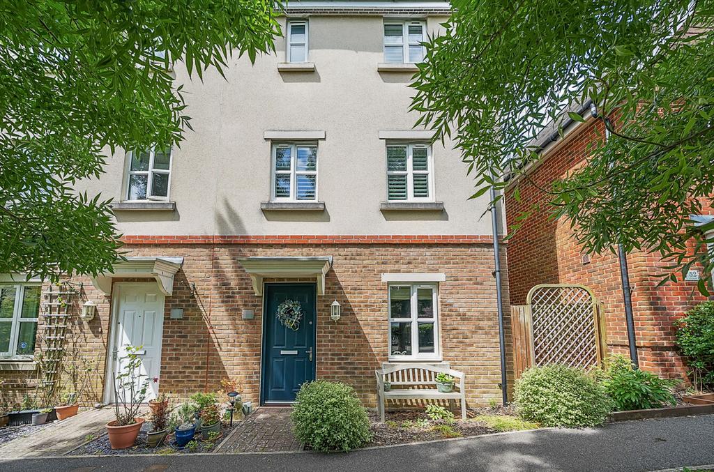 Riverside, Pulborough, RH20 3 bed semi-detached house for sale - £380,000