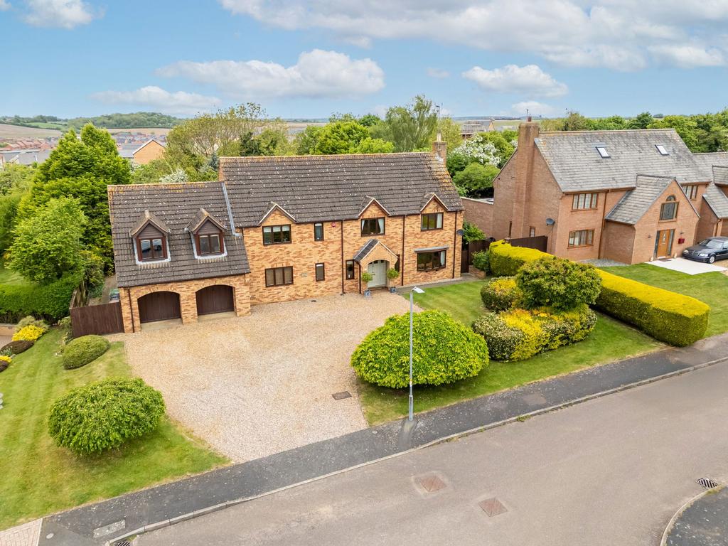 Holme Close, Wellingborough NN9 5 bed detached house for sale - £700,000