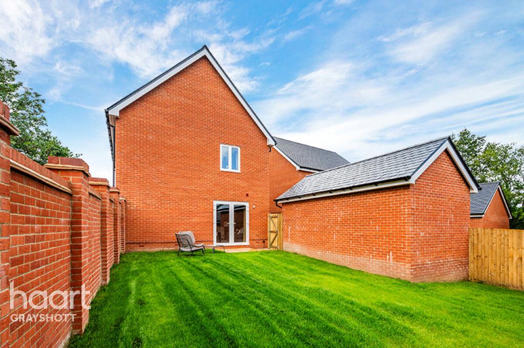 King Cup Way, Curbridge 4 bed detached house - £157,500
