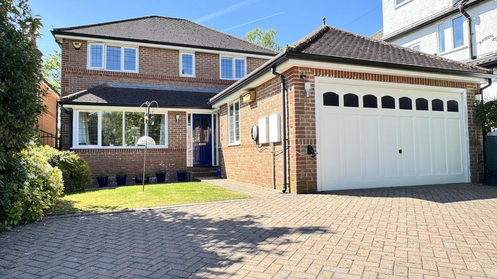 The Crescent, Adel, Leeds 4 bed detached house for sale - £690,000