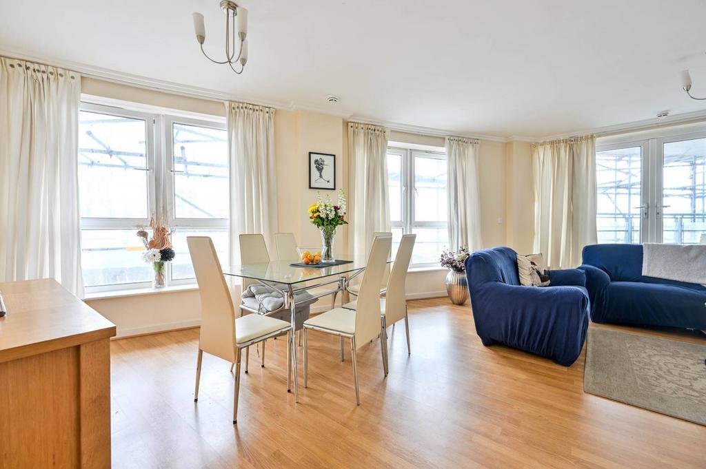 Station Approach, Woking, GU22 2 bed flat - £1,690 pcm (£390 pw)