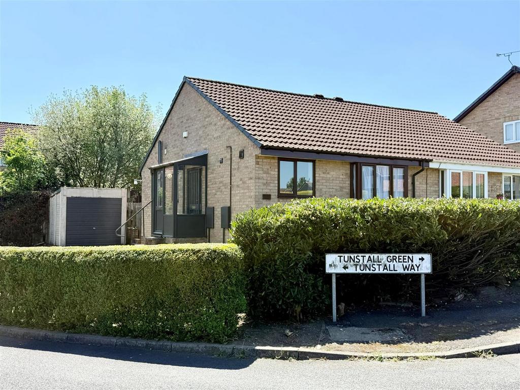 Tunstall Green, Chesterfield 2 bed semi-detached bungalow - £900 pcm (£ ...