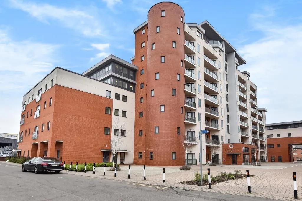Grays Place, Slough, SL2 5GE 2 bed flat - £295,000